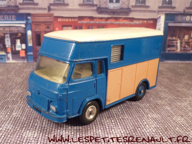 Les Petites Renault - Saviem SG2 van à Chevaux