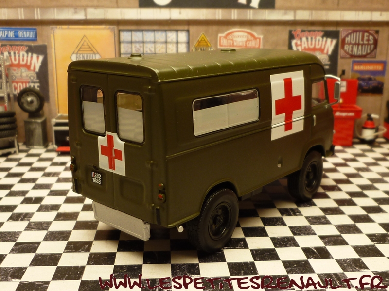 Les Petites Renault - Renault Saviem SG2 E 4x4 Ambulance armée ...